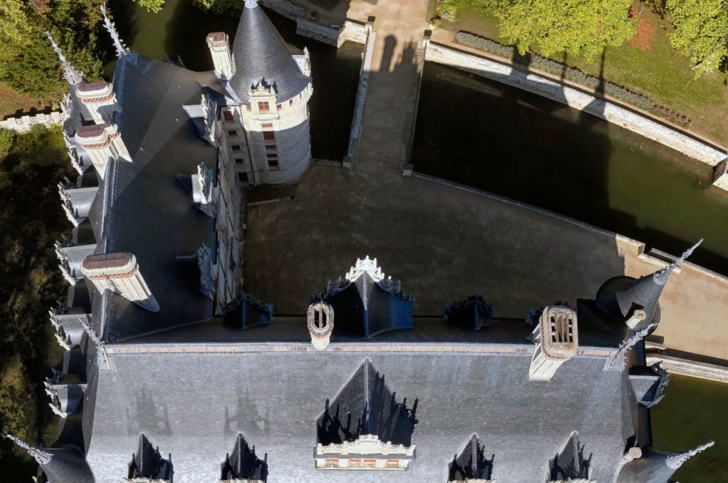 The château's roof structure